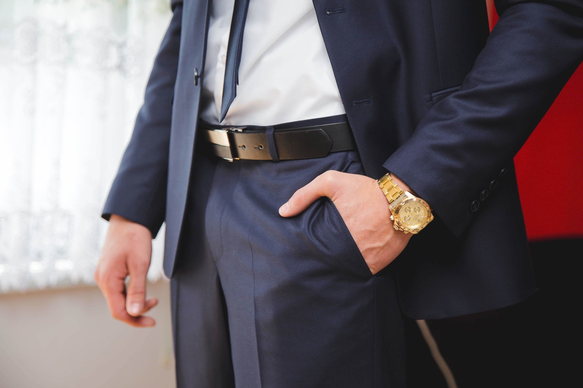 Is It Okay to Wear a Suit Without a Belt? – Goosuit